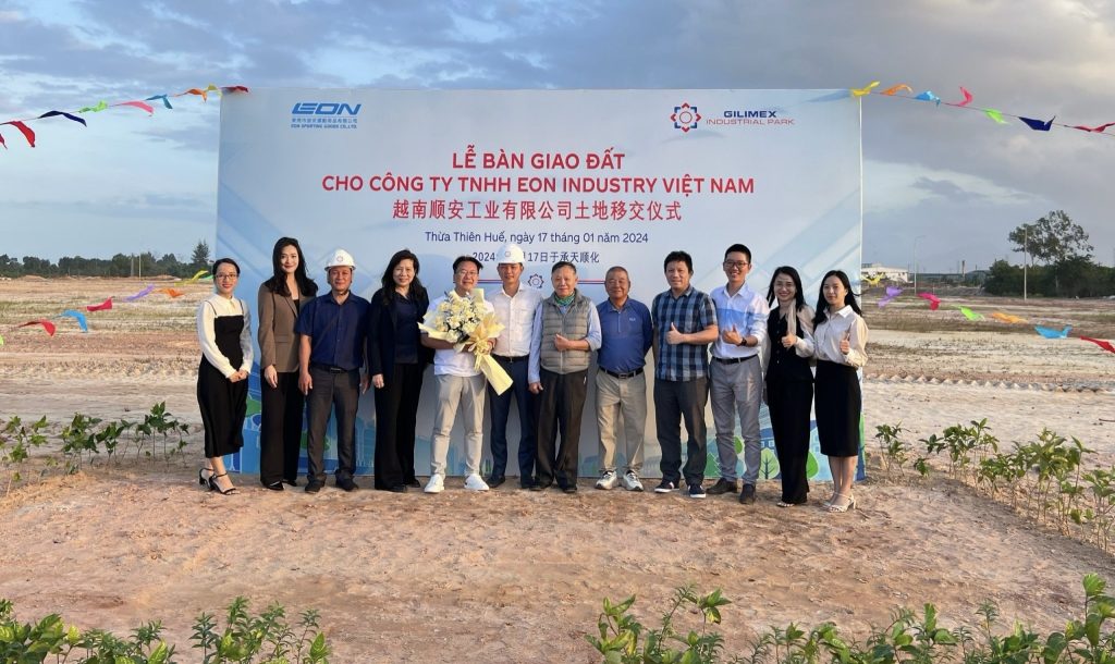 The land handover ceremony for EON Industry Vietnam LLC at Gilimex ...